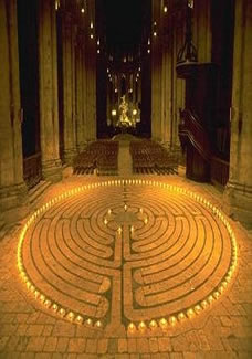 Labyrinth im Moorlicht